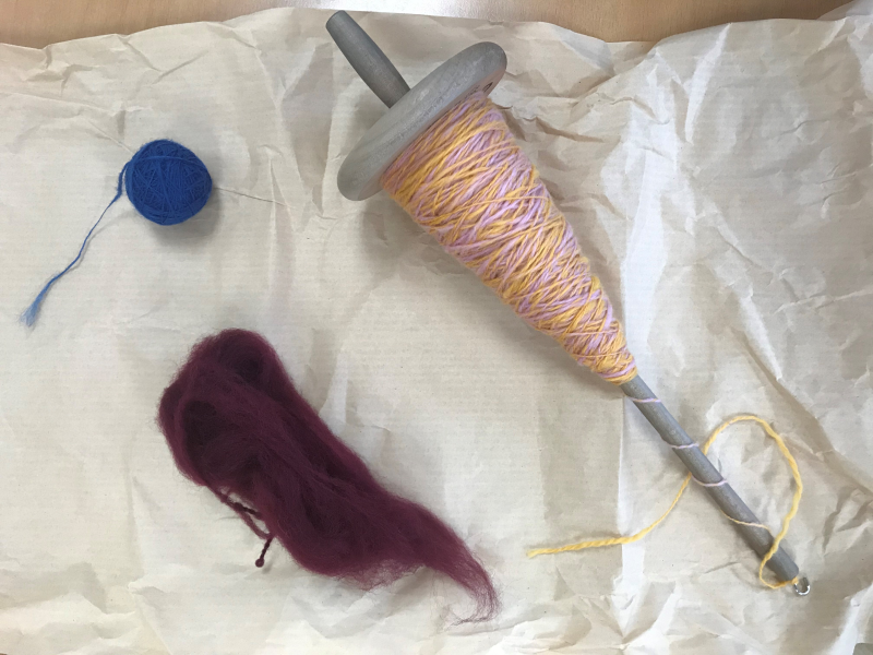 Spinning camel hair with the hand spindle - Workshop | Weltmuseum Wien
