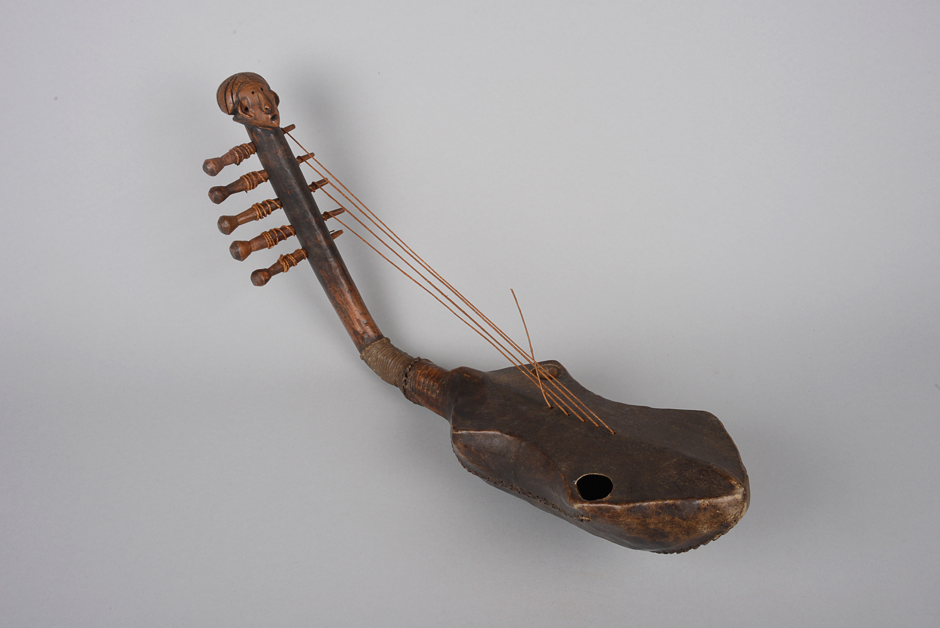 Instrument: Arched Harp - Online Collection - Weltmuseum Wien